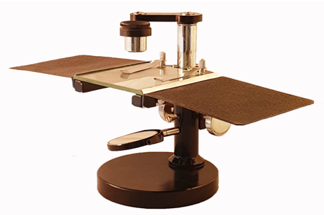 A close-up of a microscopeDescription automatically generated